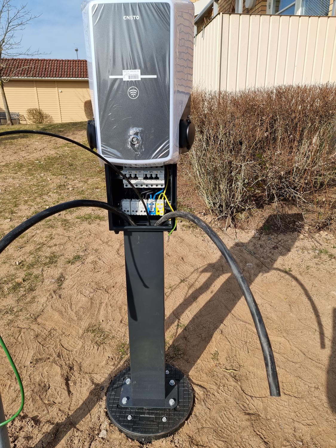 Easy installation of charging posts on the universal base Greenpipe ...